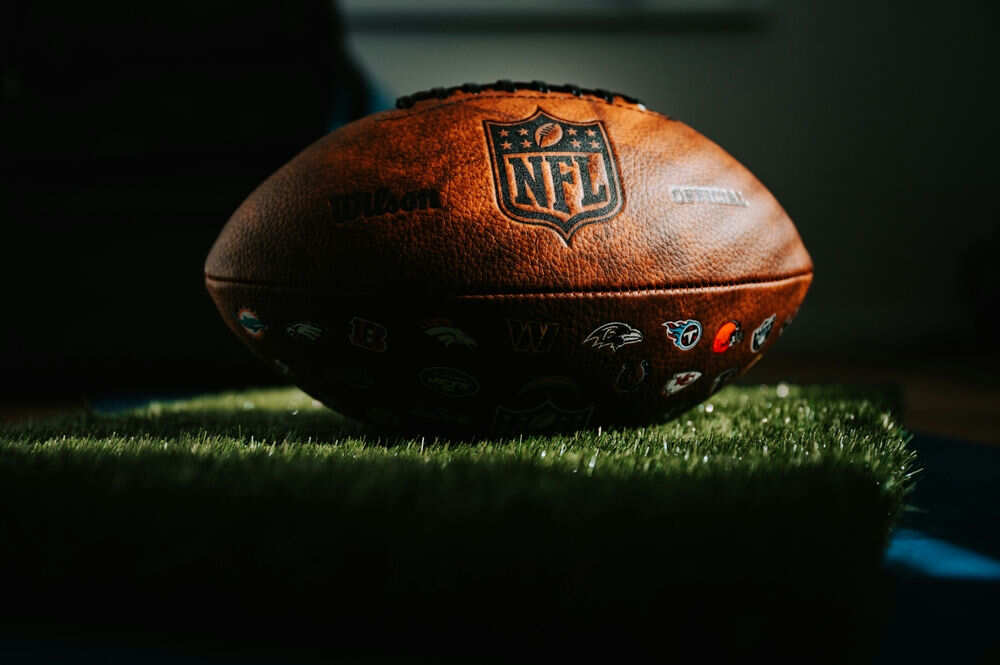 NFL Fans Shocked by SNL Monologue, Sparks Debate on Patriotism | Daily ...
